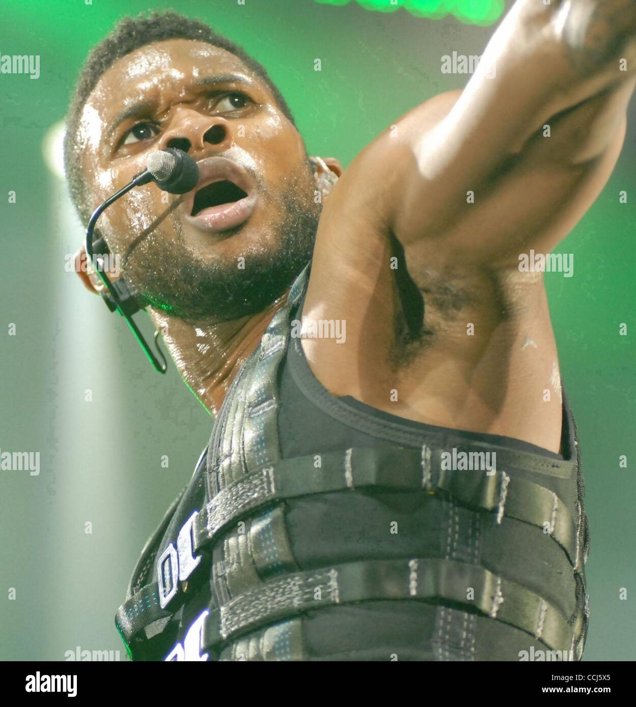 Dec 13, 2010 - New York, New York, U.S. - USHER performing live in ...
