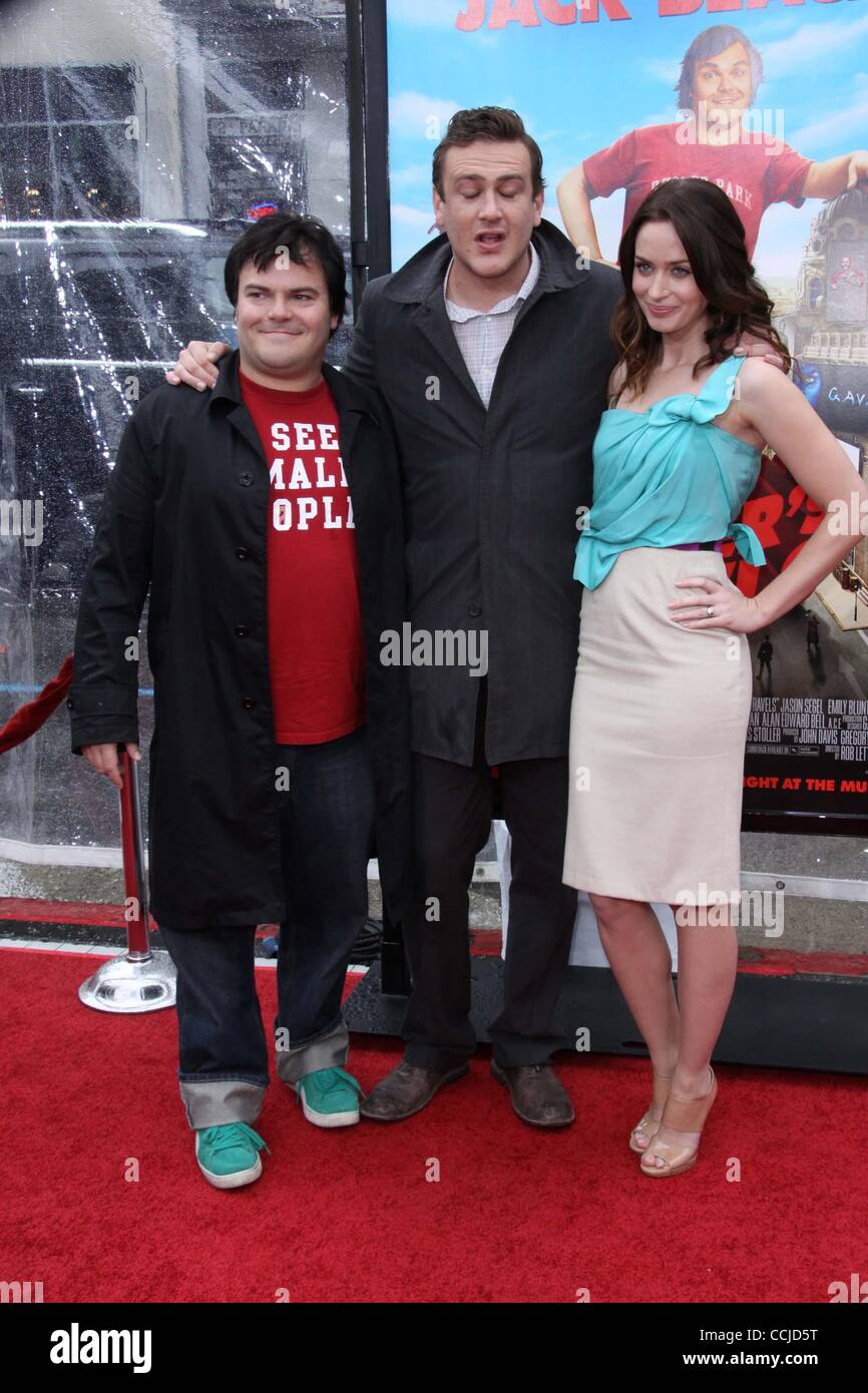 Jason segel emily blunt gullivers hi-res stock photography and images ...