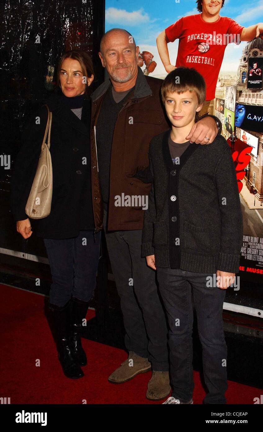 Dec. 18, 2010 - Hollywood, California, U.S. - AMANDA PEET & FAMILY ...