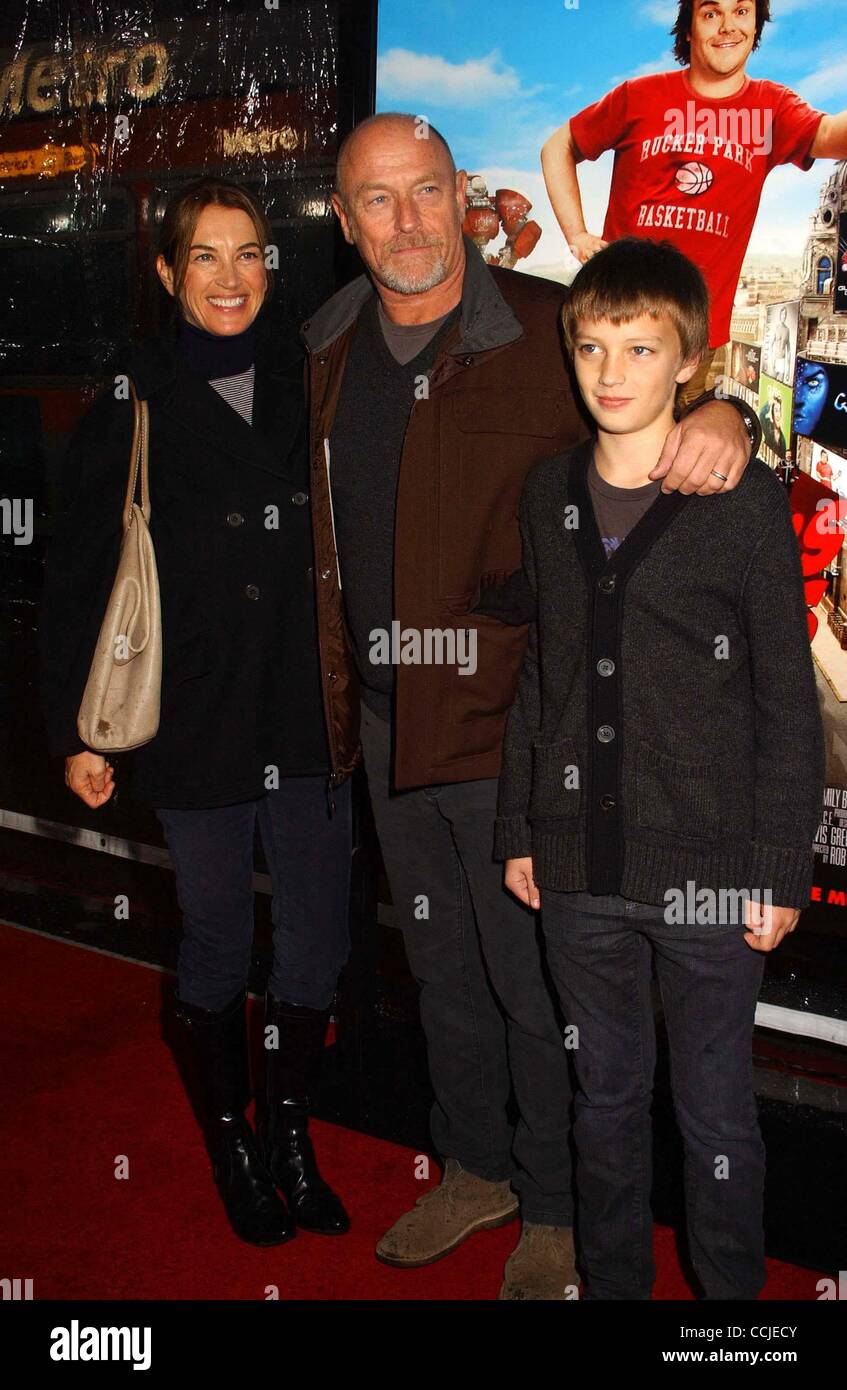 Dec. 18, 2010 - Hollywood, California, U.S. - AMANDA PEET & FAMILY ...