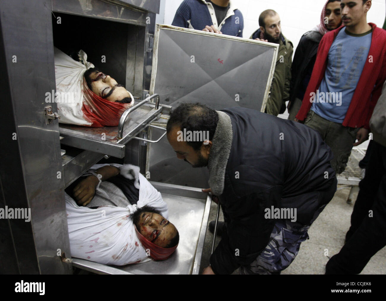 Dec 19, 2010 - Gaza City, Gaza Strip - A Palestinian police officer ...
