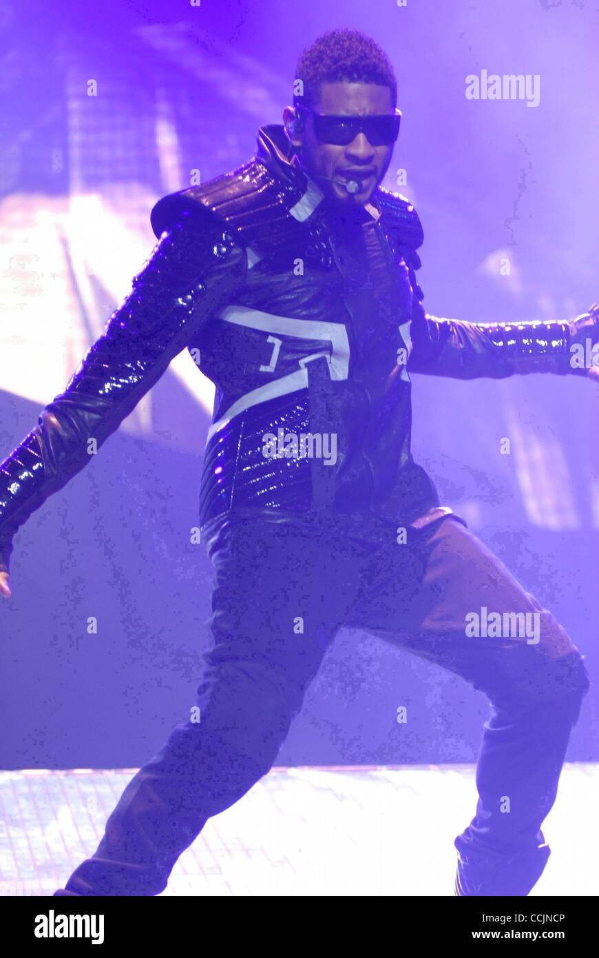 Dec 13, 2010 - New York, New York, U.S. - USHER performing live in ...