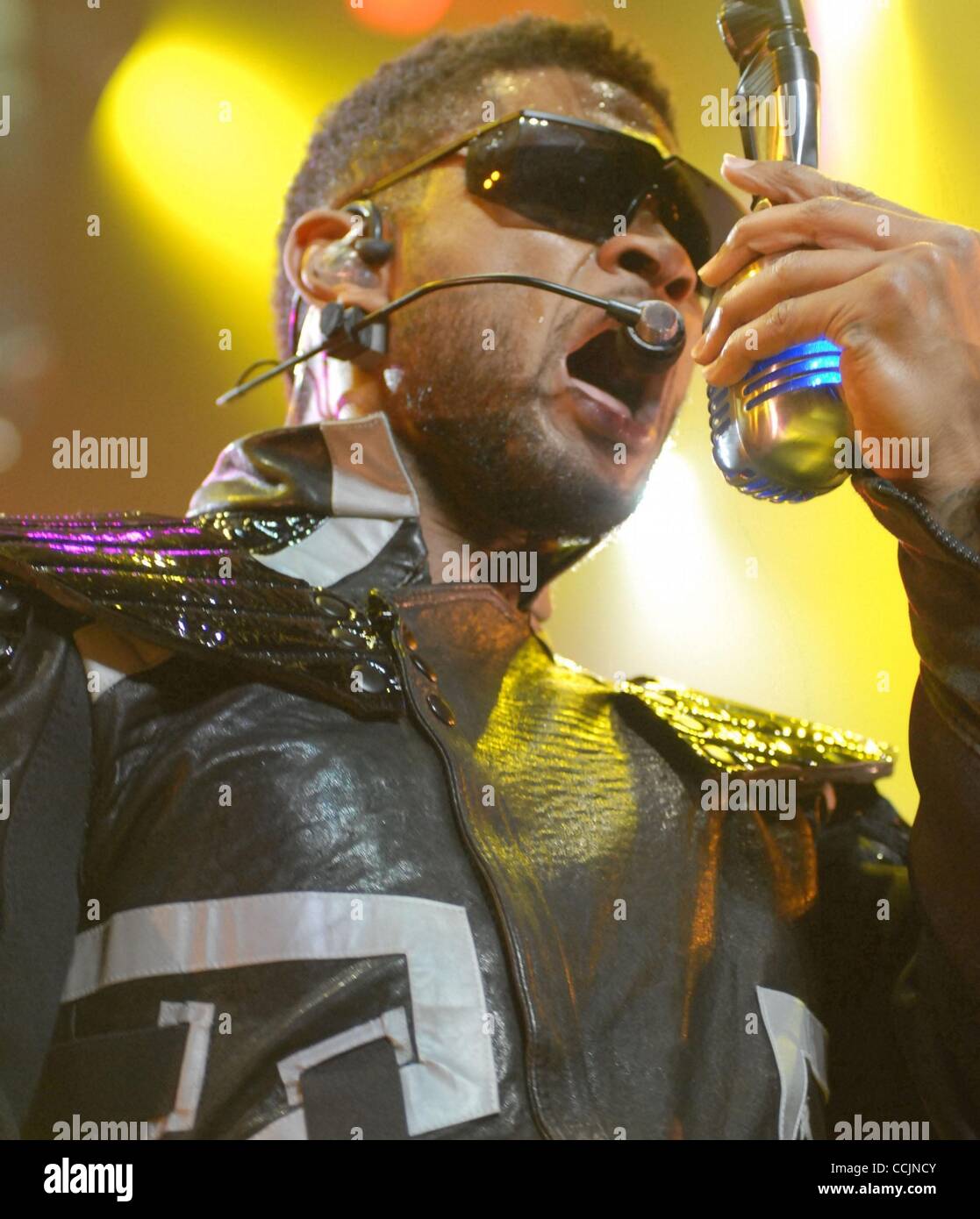 Dec 13, 2010 - New York, New York, U.S. - USHER performing live in ...
