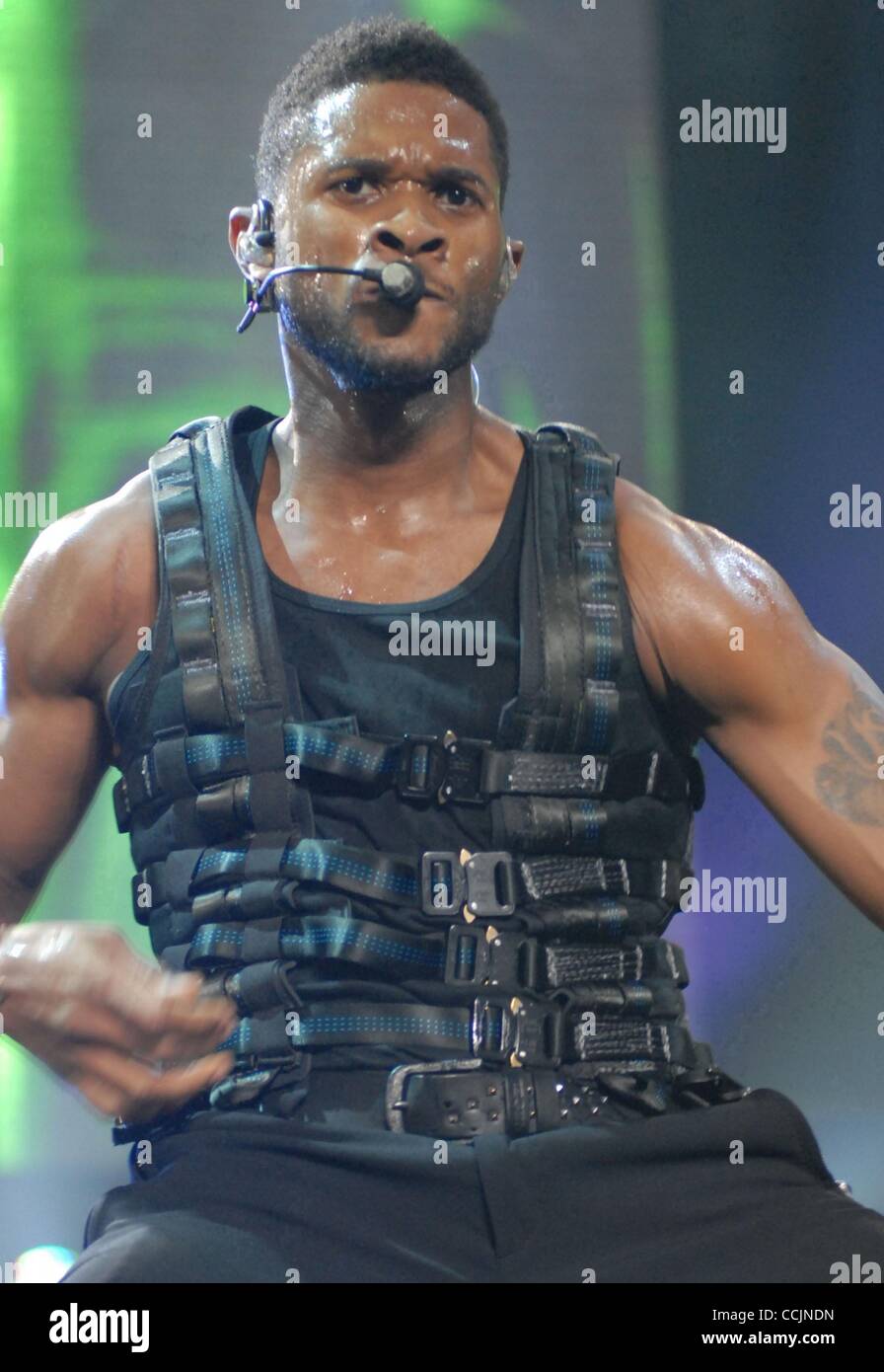 Dec 13, 2010 - New York, New York, U.S. - USHER performing live in ...