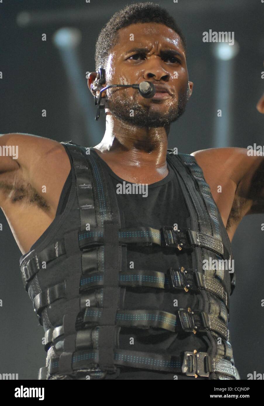 Dec 13, 2010 - New York, New York, U.S. - USHER performing live in ...
