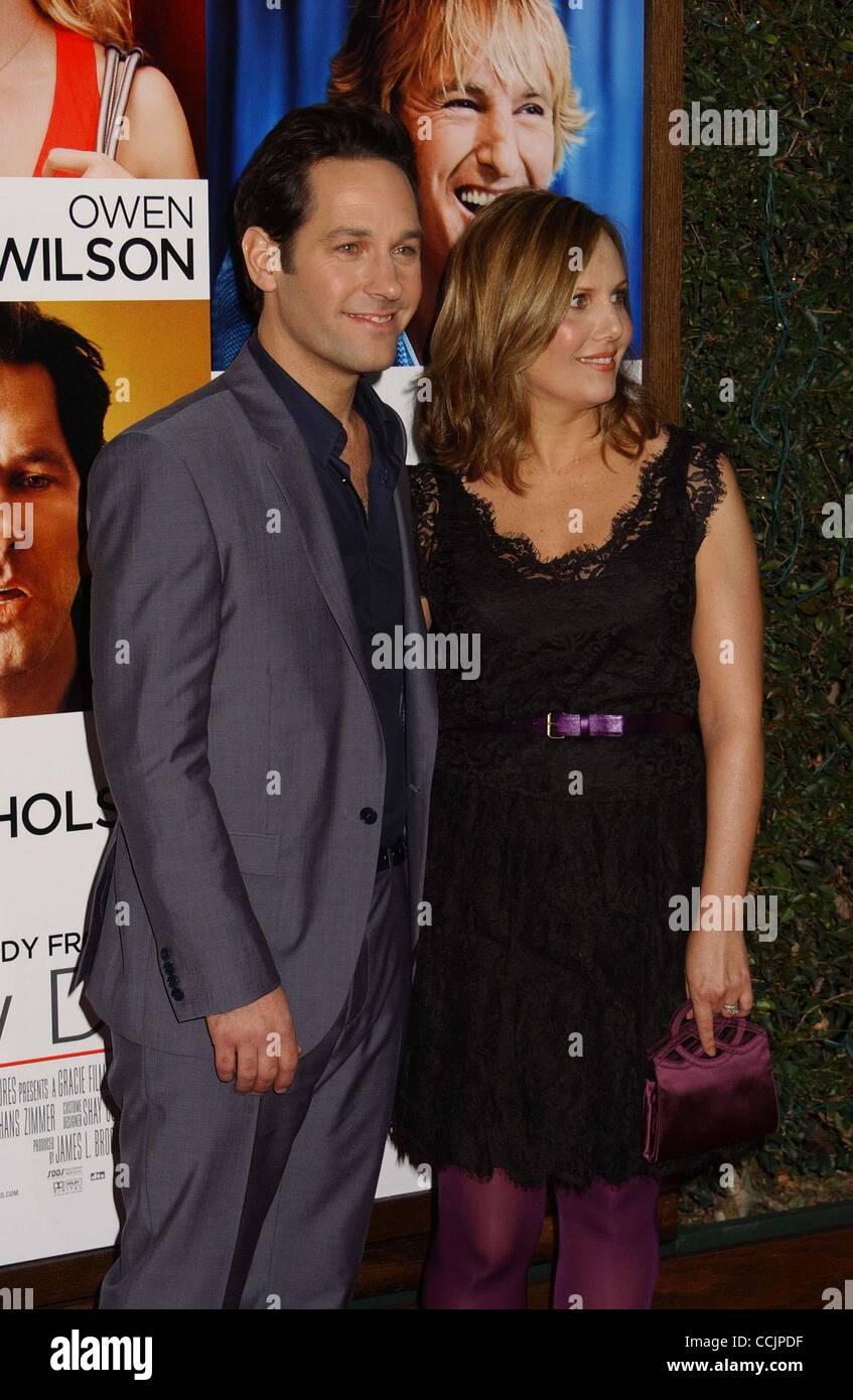 Dec. 13, 2010 - Hollywood, California, U.S. - PAUL RUDD & WIFE.''How Do ...