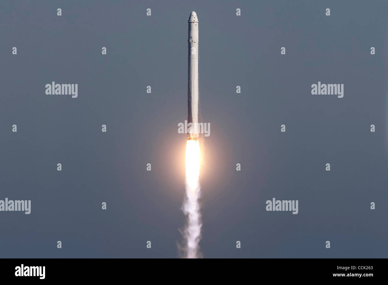 Falcon 9 rocket hi-res stock photography and images - Alamy