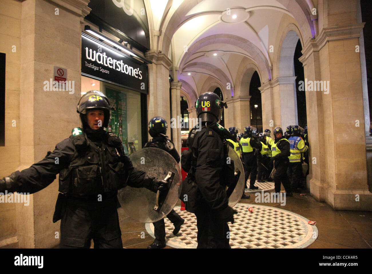 Nov 30, 2010 - London, England, United Kingdom - Police in riot and ...