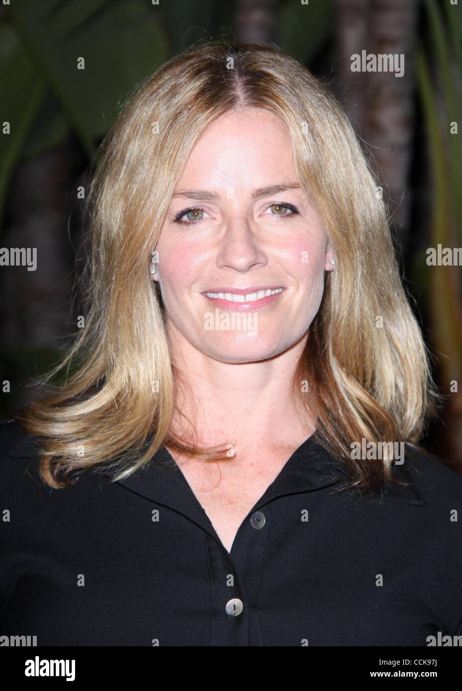 Dec 02, 2010 - Los Angeles, California, USA - Actress ELISABETH SHUE at ...