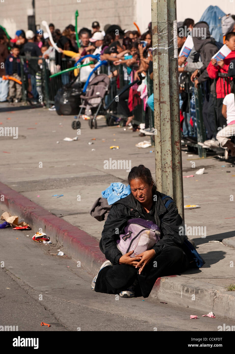 Nov. 25, 2010 - Los Angeles, California, USA - People wait in line for ...
