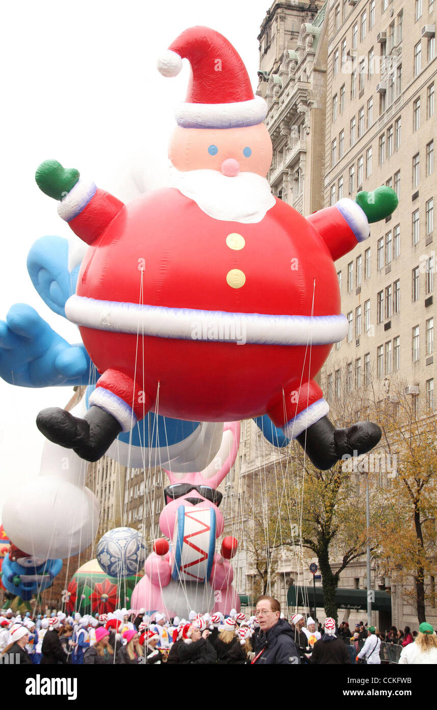 Santa parade balloon hi-res stock photography and images - Alamy