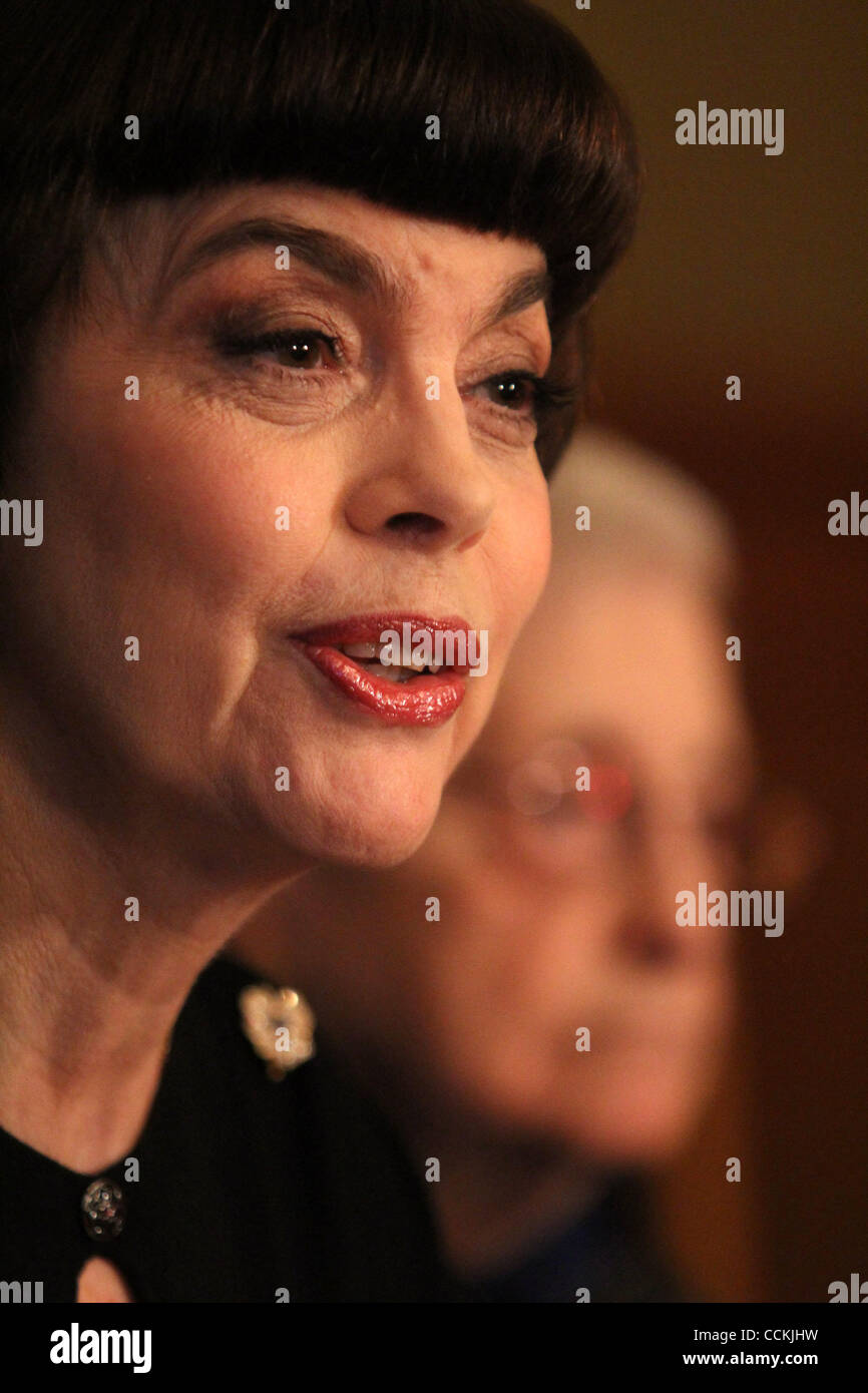 French singer Mireille Mathieu and her mother Marcelle (back) at the ...