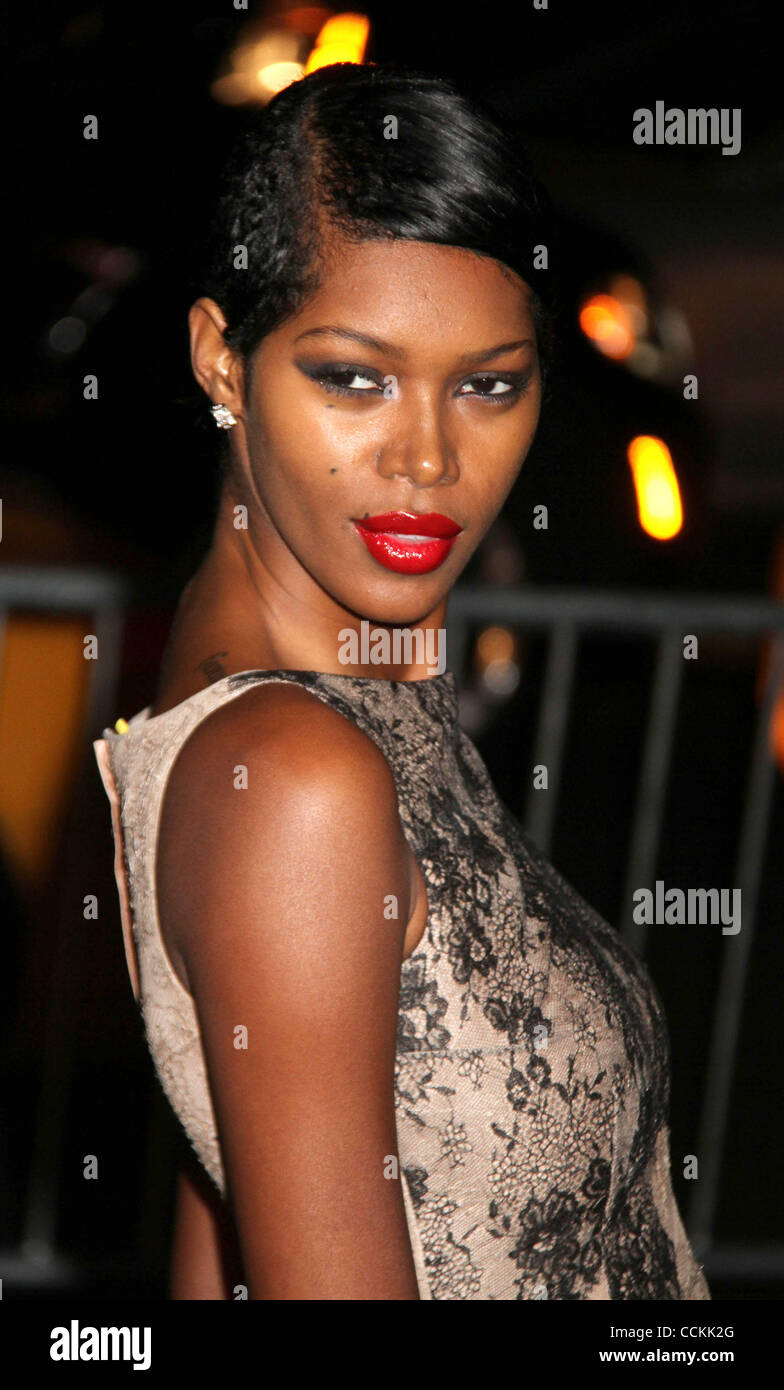 Nov. 16, 2010 - New York, New York, U.S. - Model JESSICA WHITE attends ...