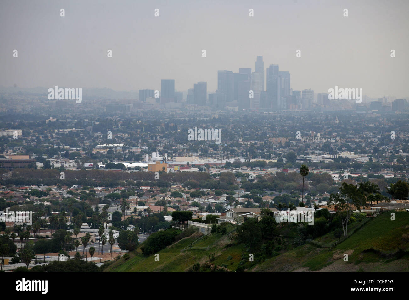 Gloomy cloud blankets the Los Angeles skyline on November 19, 2010 ...