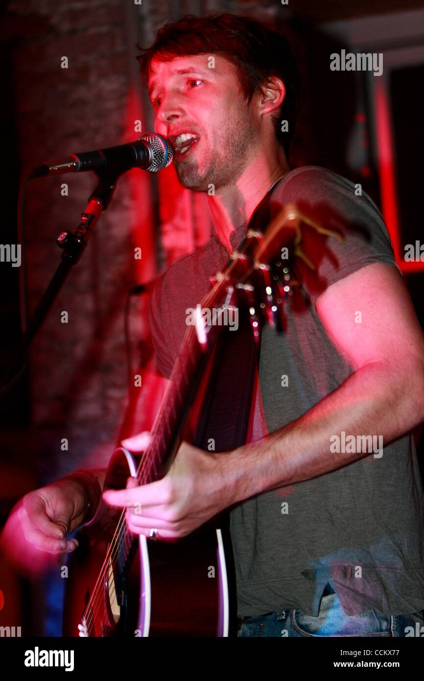 James blunt guitarist hi-res stock photography and images - Alamy