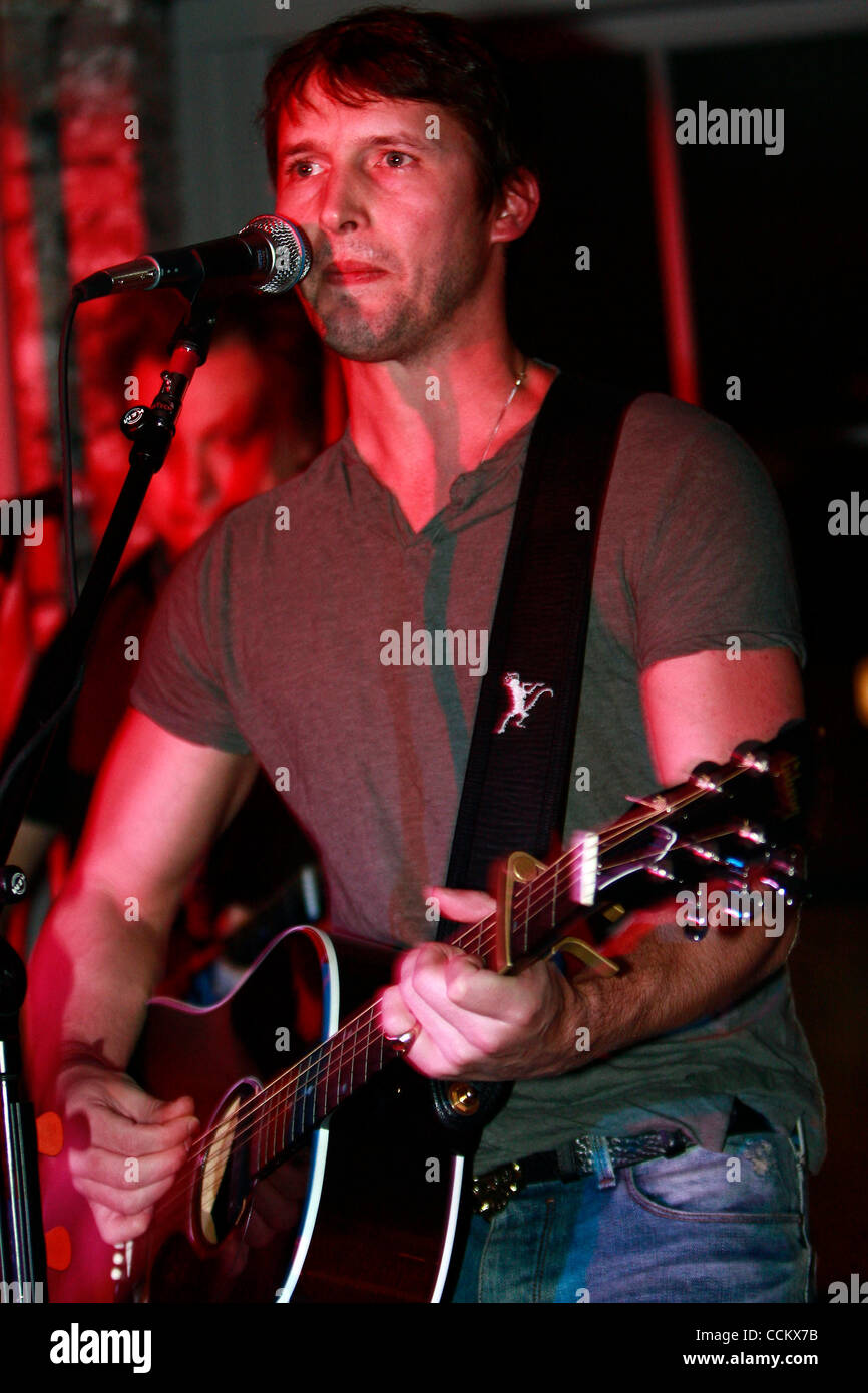 James blunt guitarist hi-res stock photography and images - Alamy