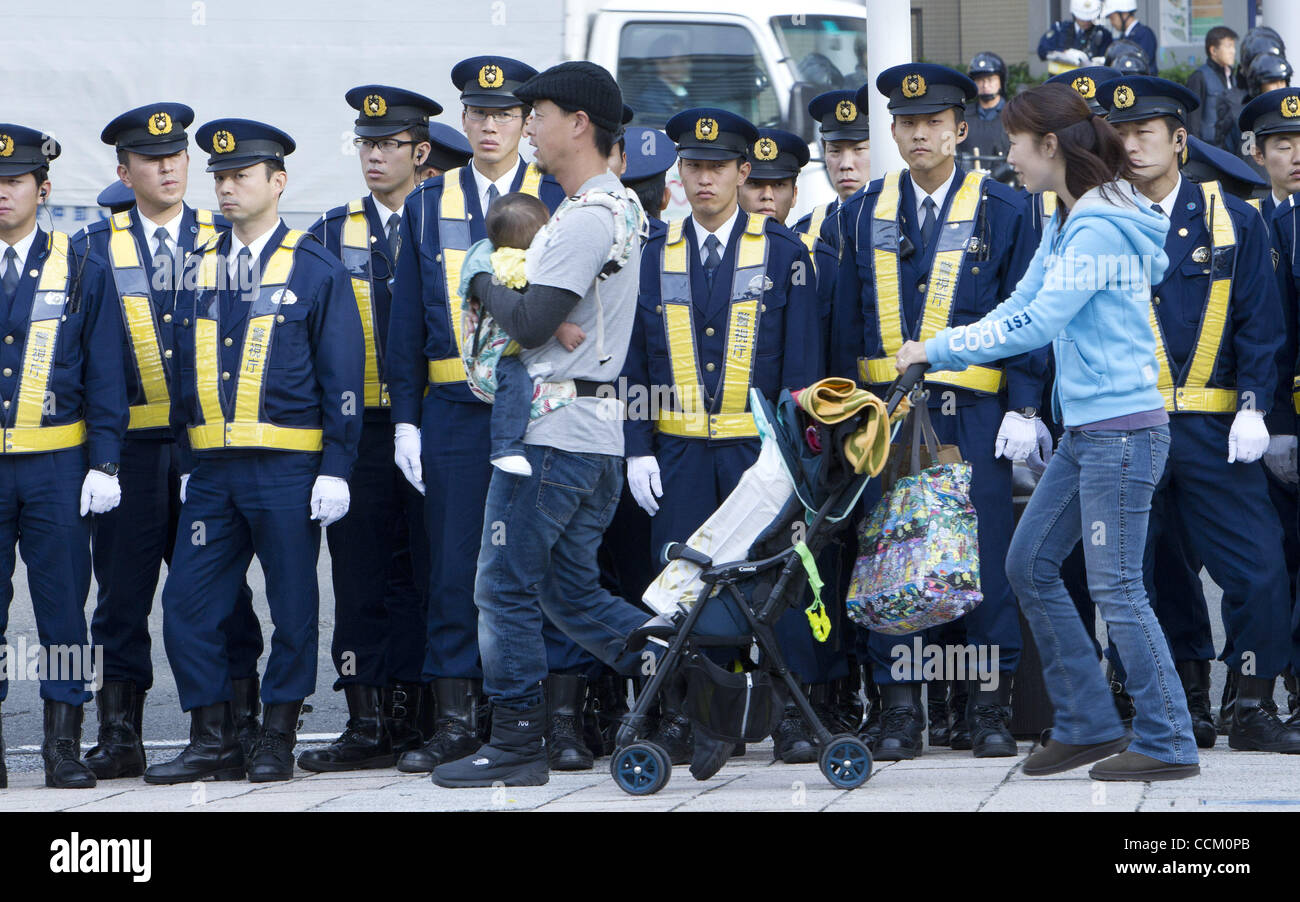 Nov. 13, 2010 - Yokohama, Japan - Police men stands guard during the ...