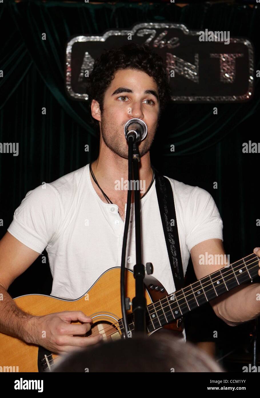 Nov. 13, 2010 - Los Angeles, California, U.S. - DARREN CRISS.GLEE's New ...