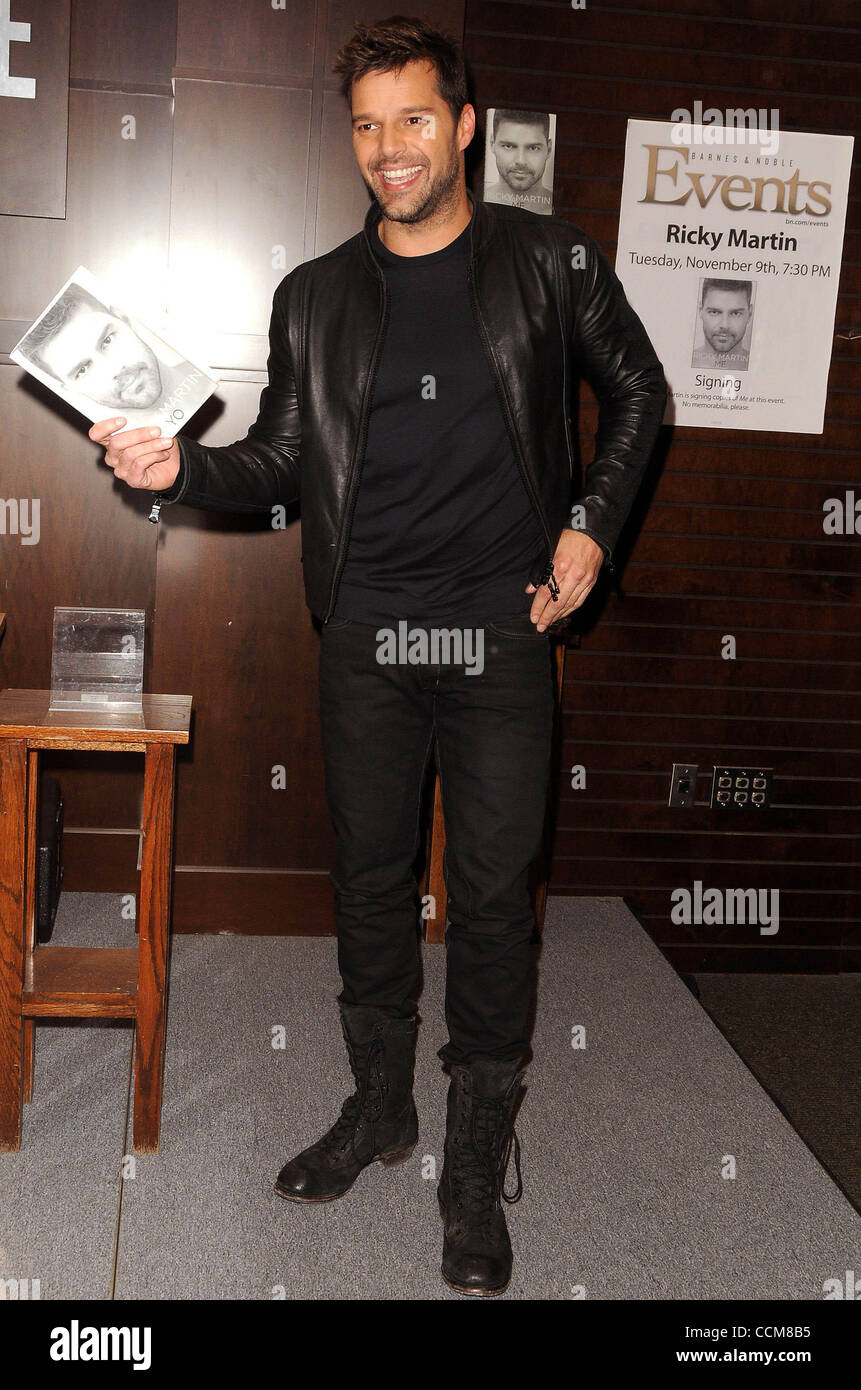 Nov. 9, 2010 - Los Angeles, California, U.S. - RICKY MARTIN To Sign ...