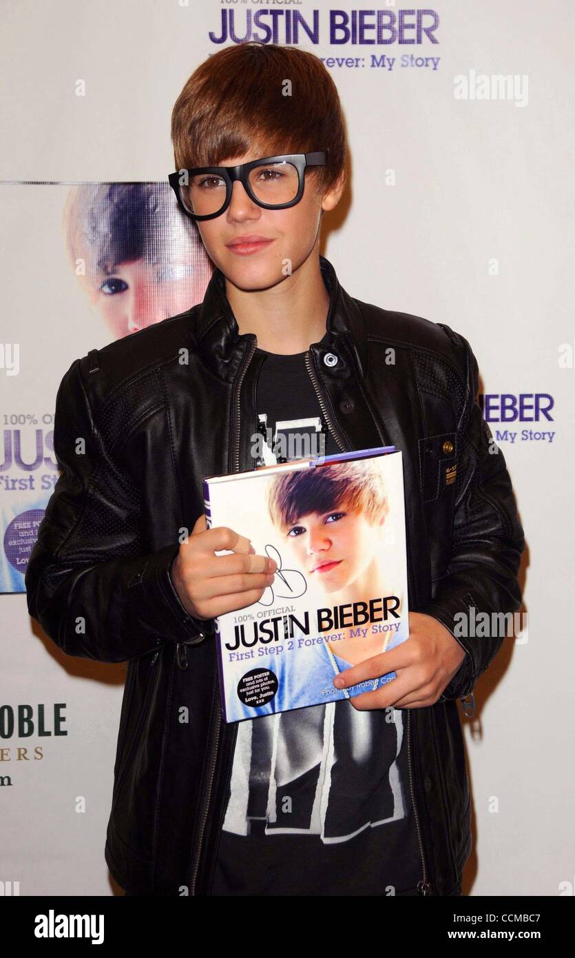 Justin bieber signs copies hi-res stock photography and images - Alamy
