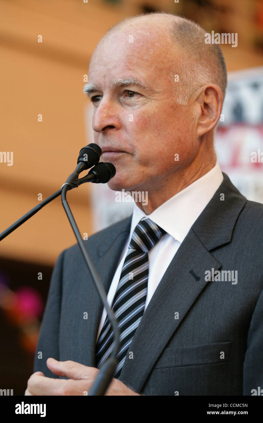 Oakland mayor jerry brown hi-res stock photography and images - Alamy