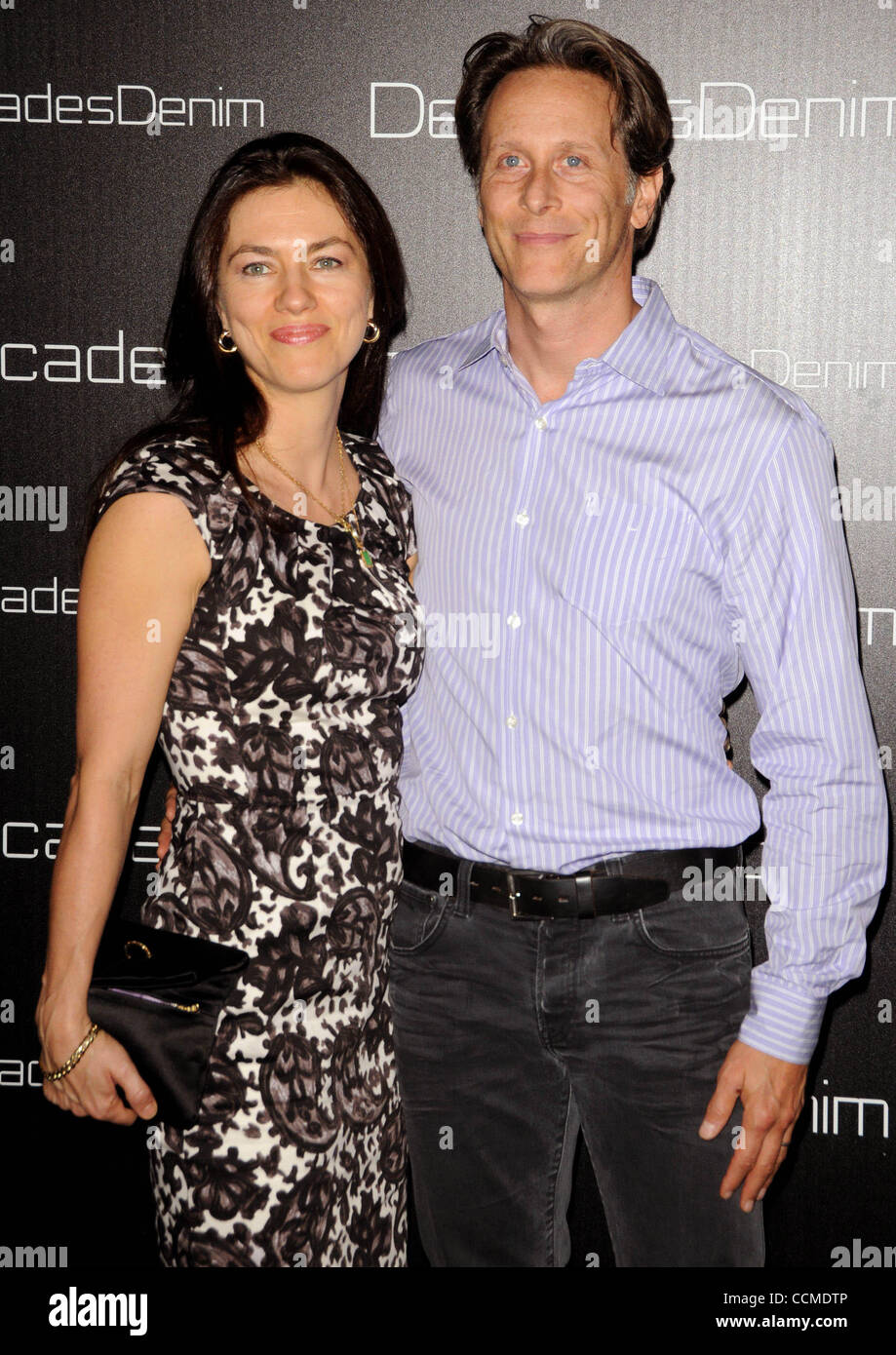 Nov. 2, 2010 - Los Angeles, California, U.S. - Steven Weber Attending ...