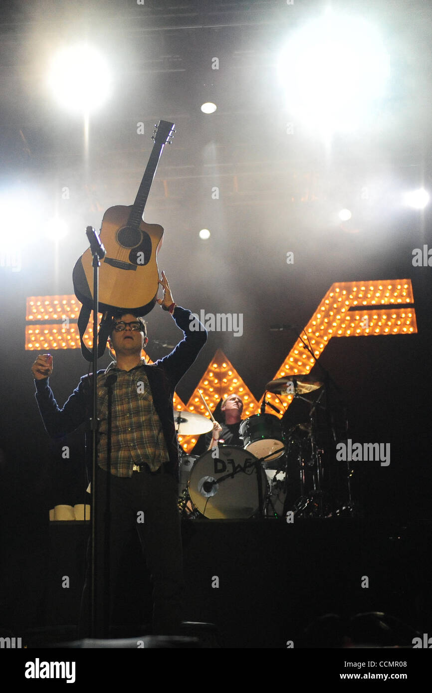 Weezer lead singer rivers cuomo hi-res stock photography and images - Alamy
