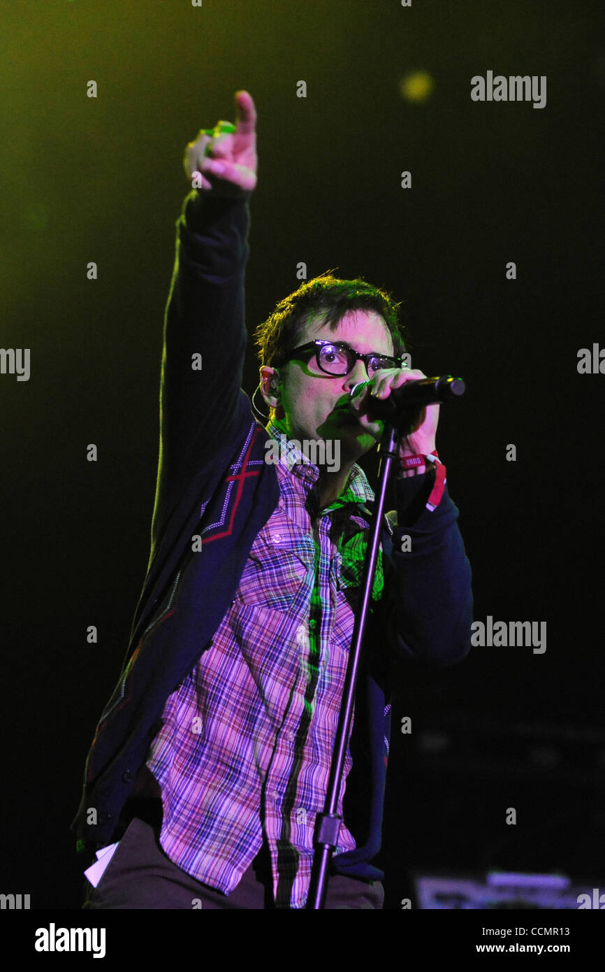 Weezer lead singer rivers cuomo hi-res stock photography and images - Alamy