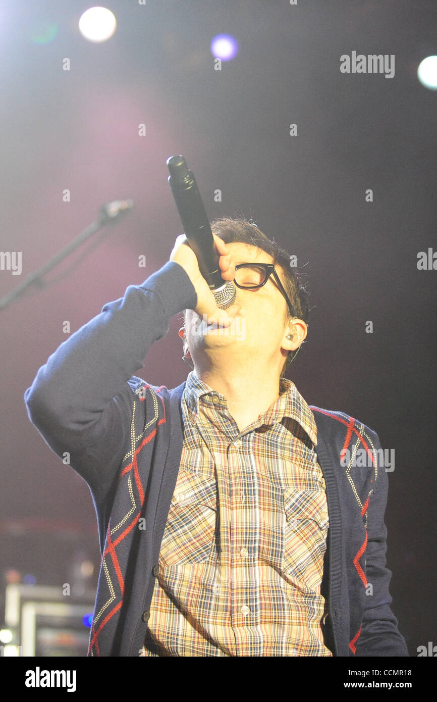 Weezer lead singer rivers cuomo hi-res stock photography and images - Alamy