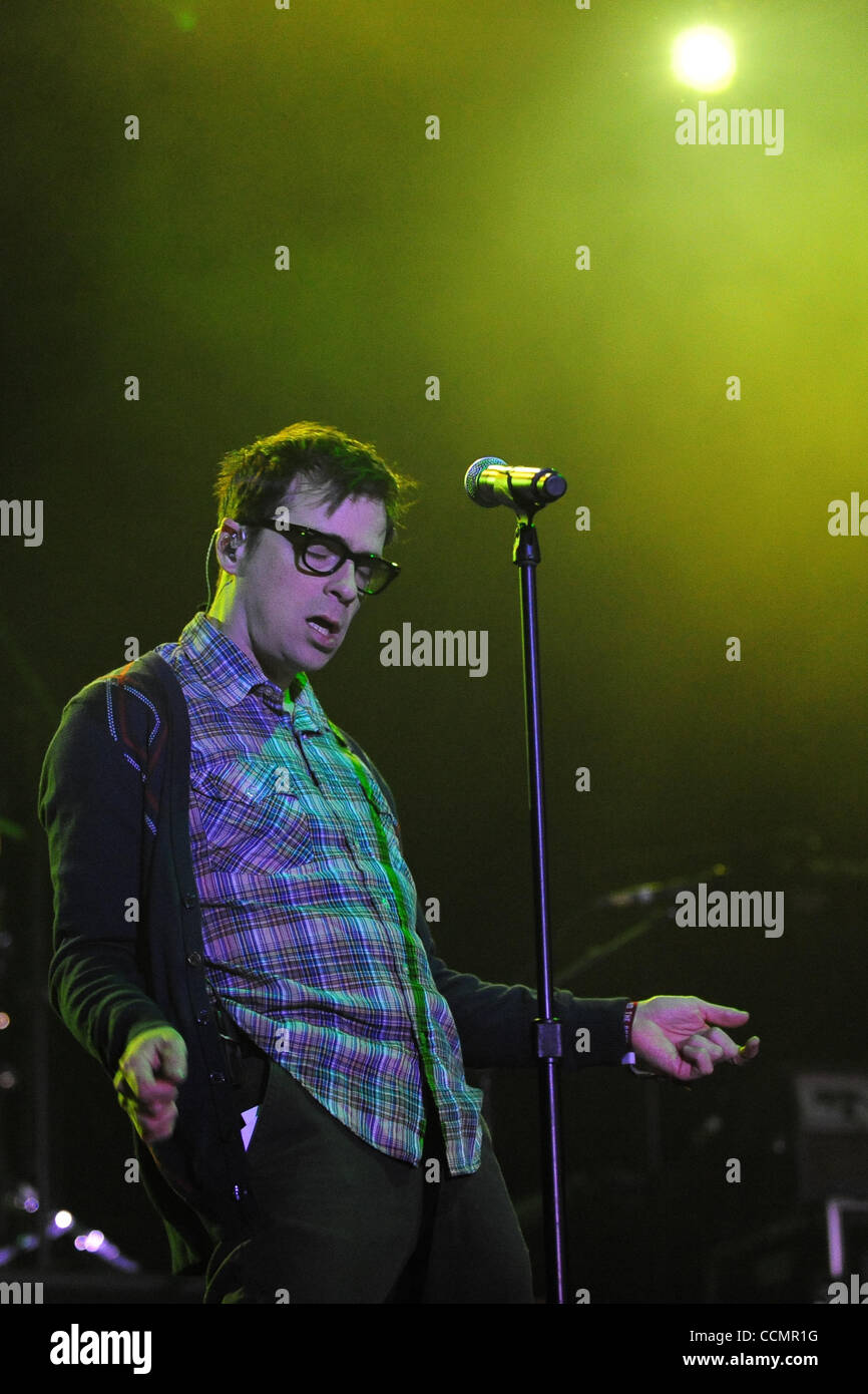 Weezer lead singer rivers cuomo hi-res stock photography and images - Alamy