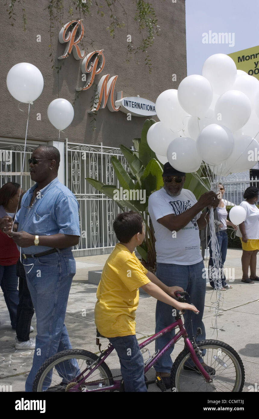 Fans of the late Ray Charles gather in front of his beloved studios ...