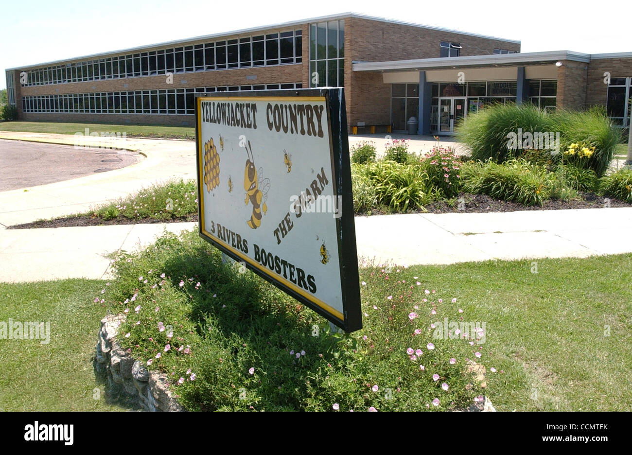 Jun 24, 2004 - Miami Township, Ohio, USA - CLEVES: Three Rivers Middle ...