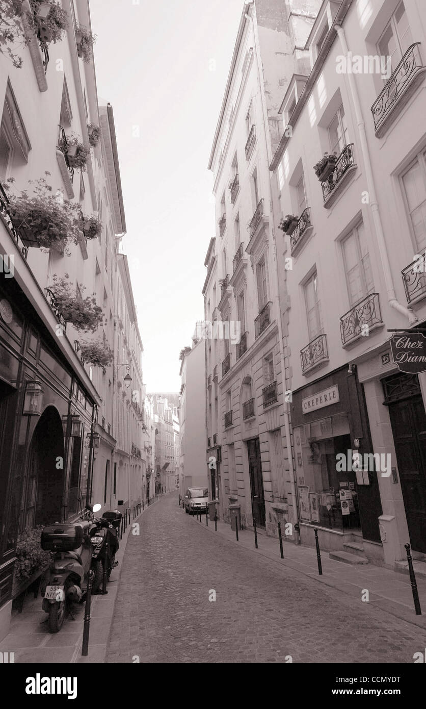 Jul 15, 2004; Paris, FRANCE; A typical street in Paris Stock Photo - Alamy