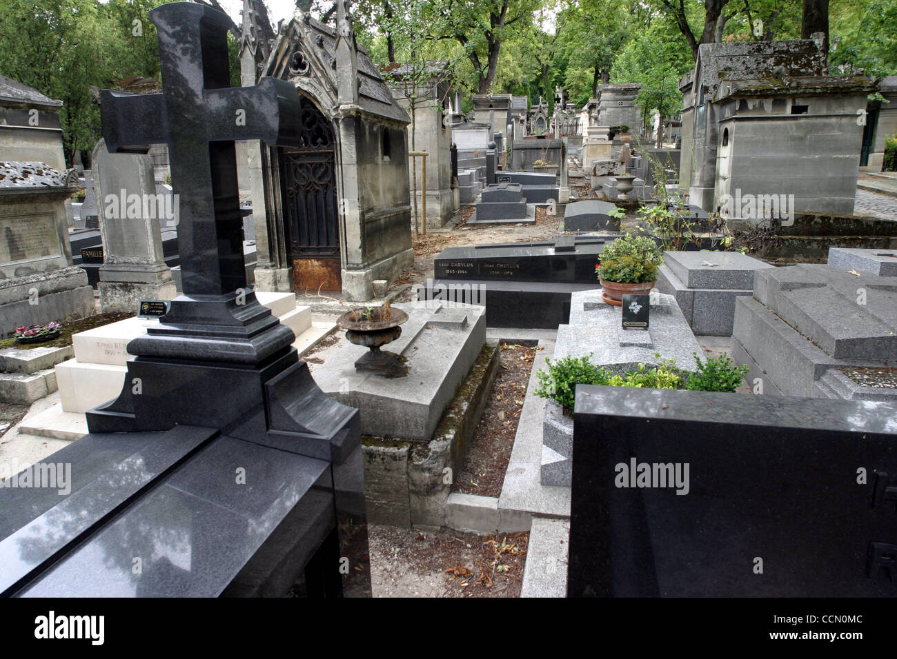 Largest Cemetery In Paris High Resolution Stock Photography and Images ...