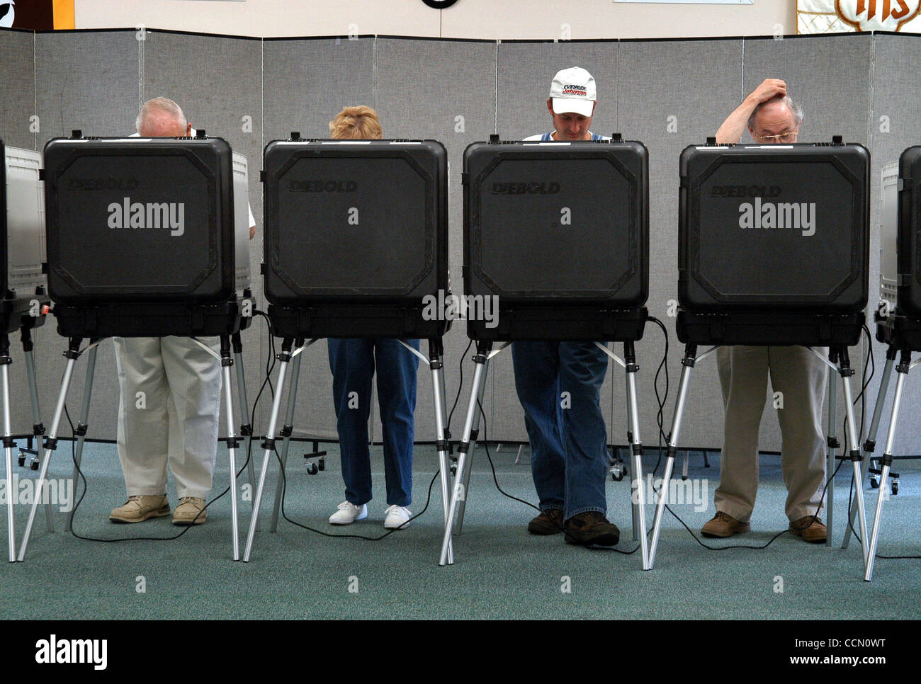 Electronic voting machines hi-res stock photography and images - Alamy