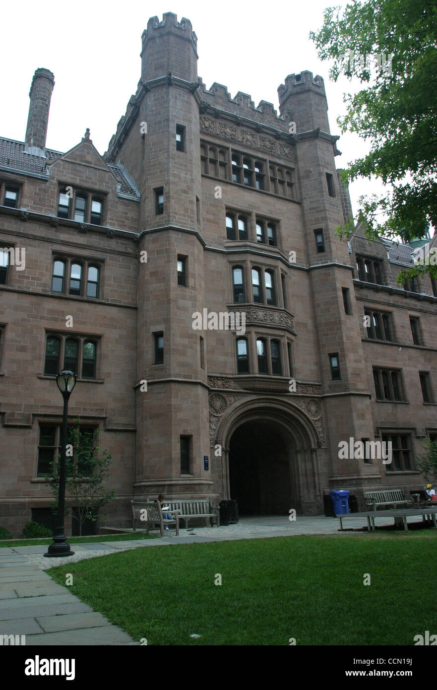 Skull and bones yale hi-res stock photography and images - Alamy