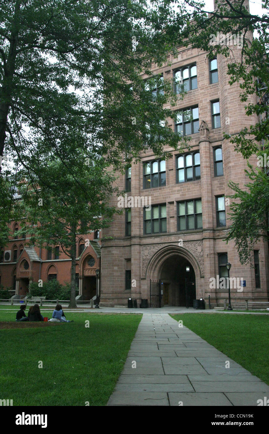 Skull and bones yale hi-res stock photography and images - Alamy