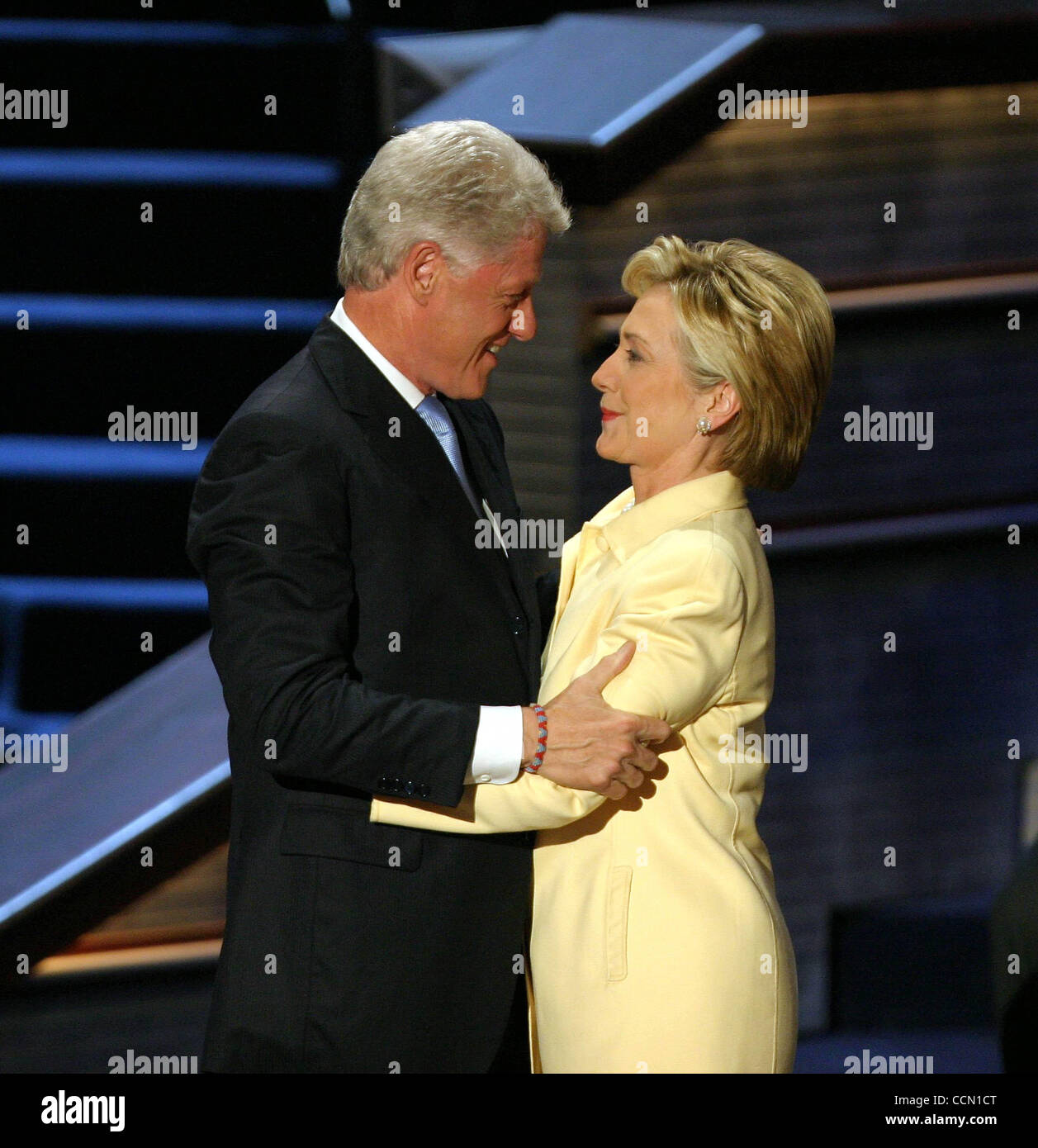 President bill clinton hugs wife hi-res stock photography and images ...