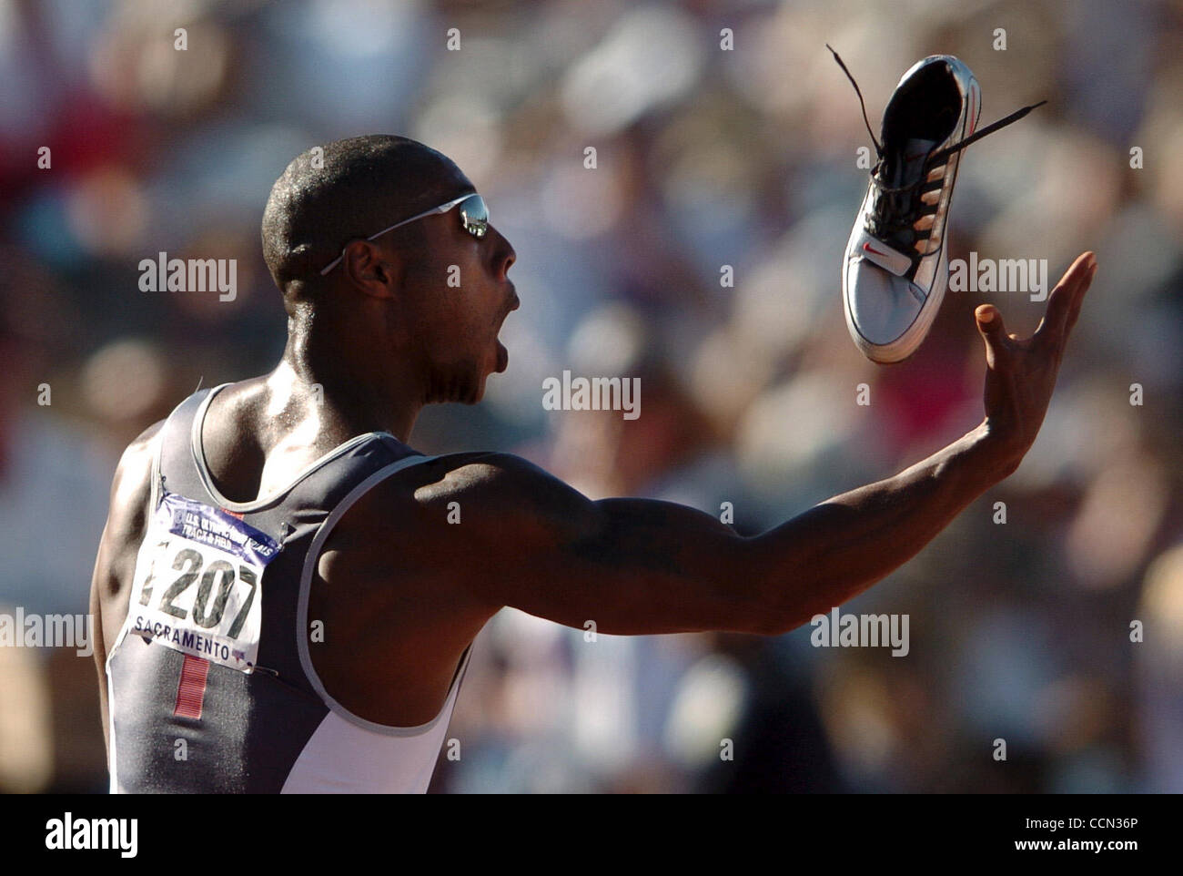 Bernard Williams juggled his shoes before tossing them into the crowd ...