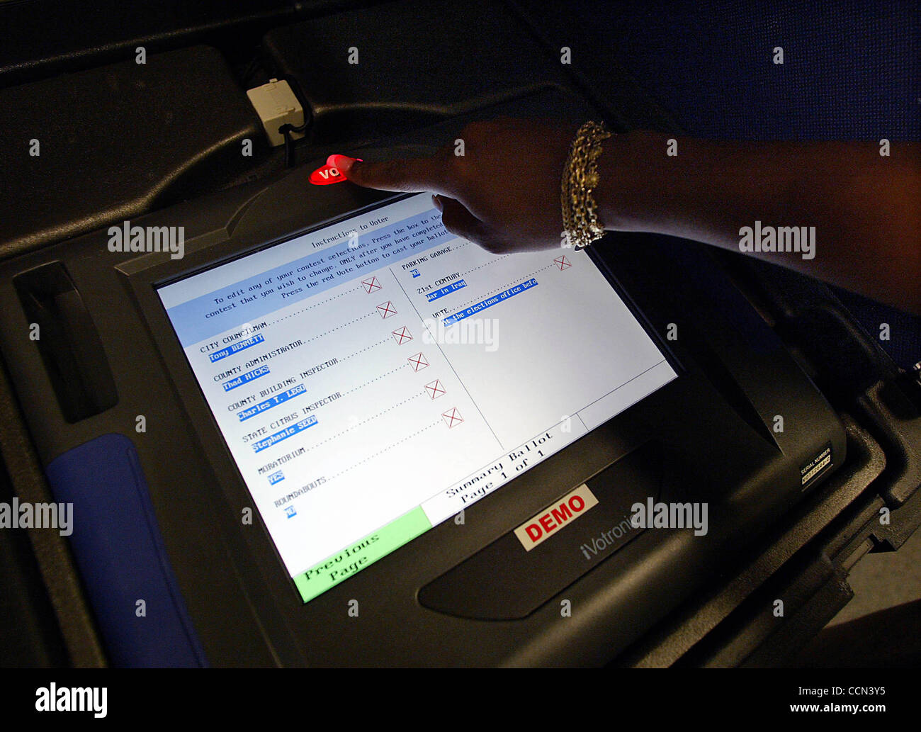 Touch screen voting machines hi-res stock photography and images - Alamy