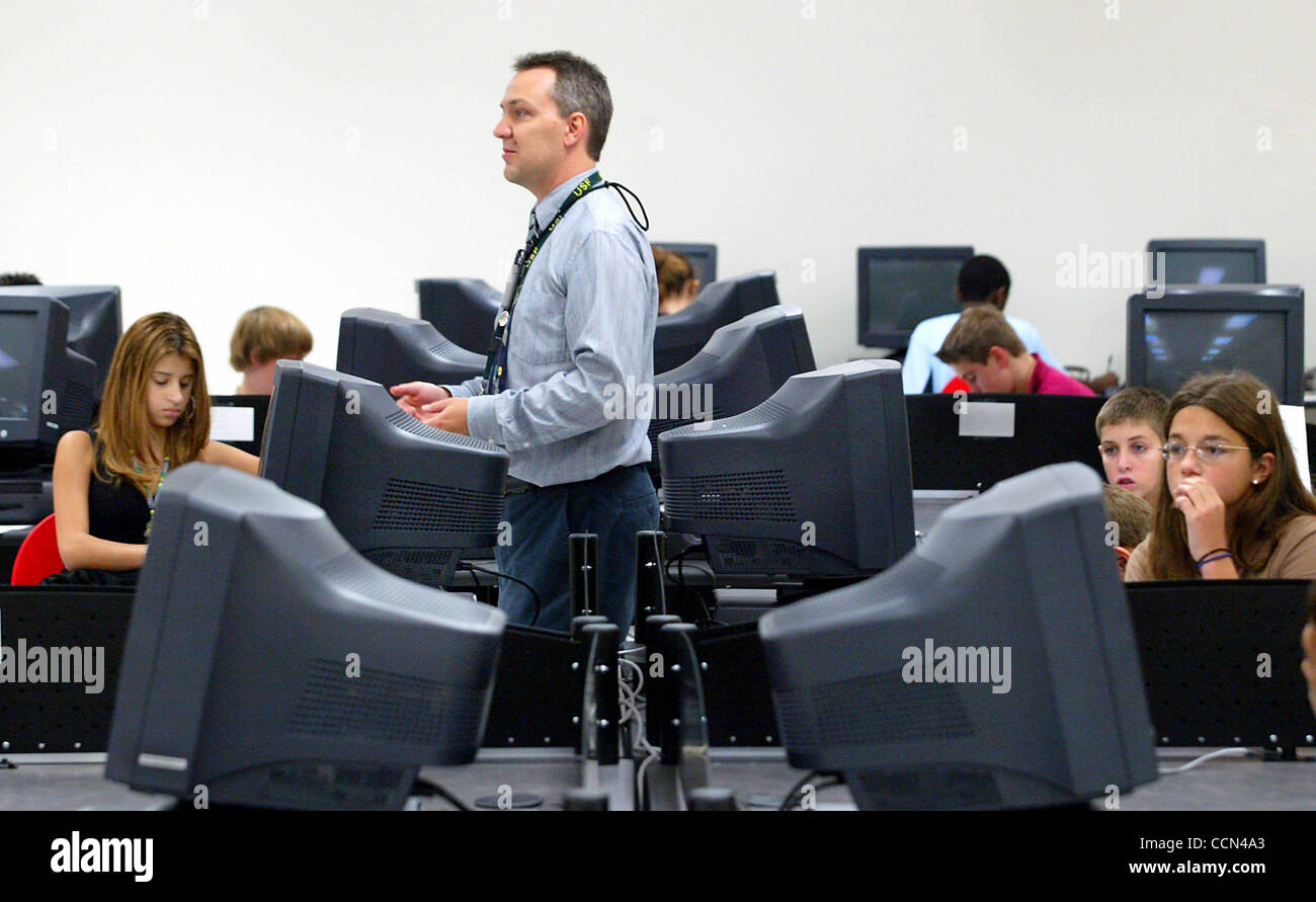 LIVE METRO-2/3-8/11/2004-BOCA RATON--Brian Rowland, (cq), walks among ...