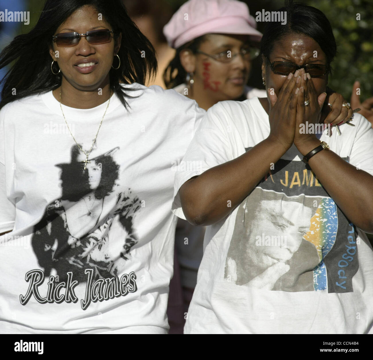 Aug 11, 2004; Los Angeles, CA, USA; Fans, friends and family pay their ...