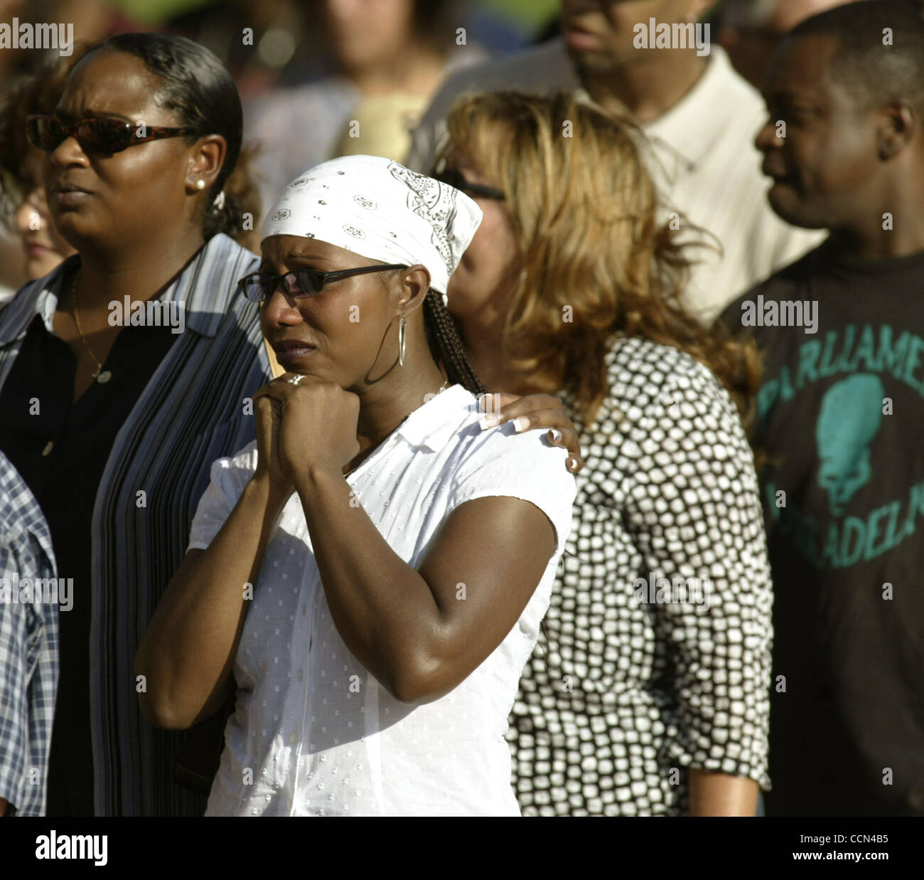 Aug 11, 2004; Los Angeles, CA, USA; Fans, friends and family pay their ...