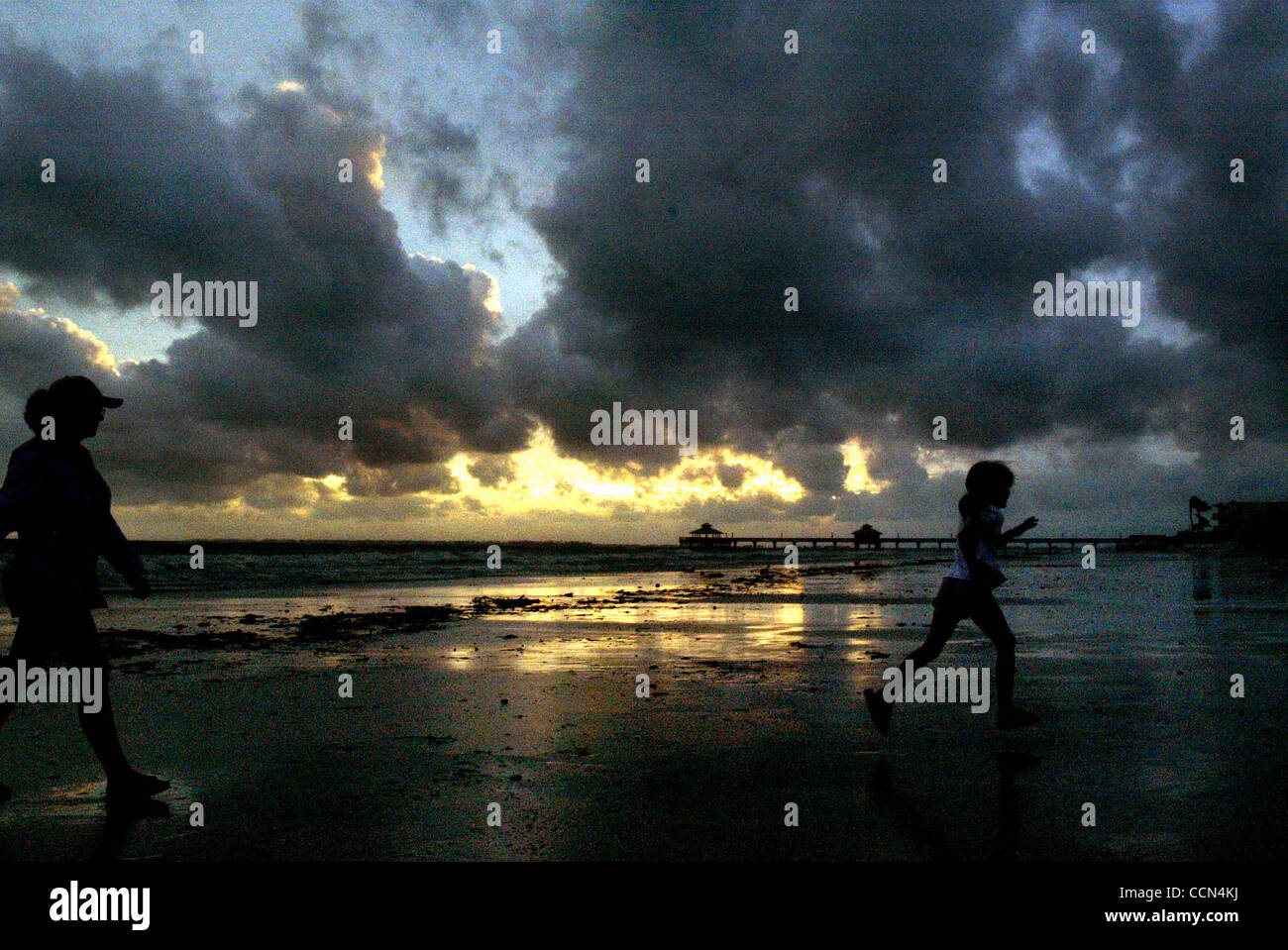 081304 met charleyafter10--Fort Myers Beach--Leslie Donovan (cq), left ...