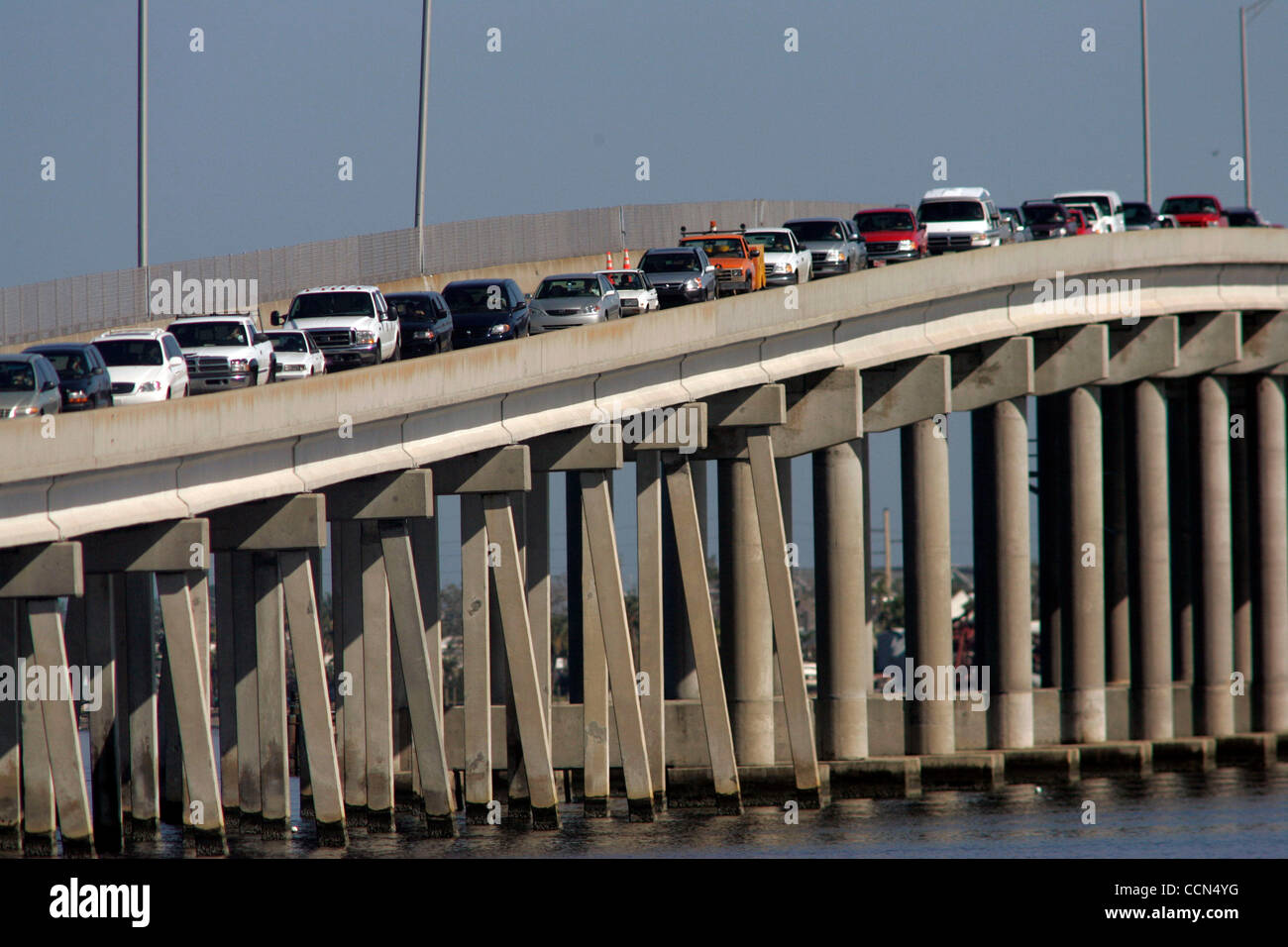 Vehicles make their way slowly along the U.S. Highway 41 Bridge in ...