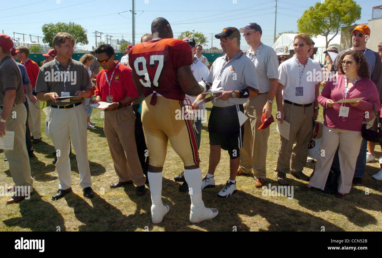 San Francisco Forty Niner Bryant Young signs autographs for fans who ...