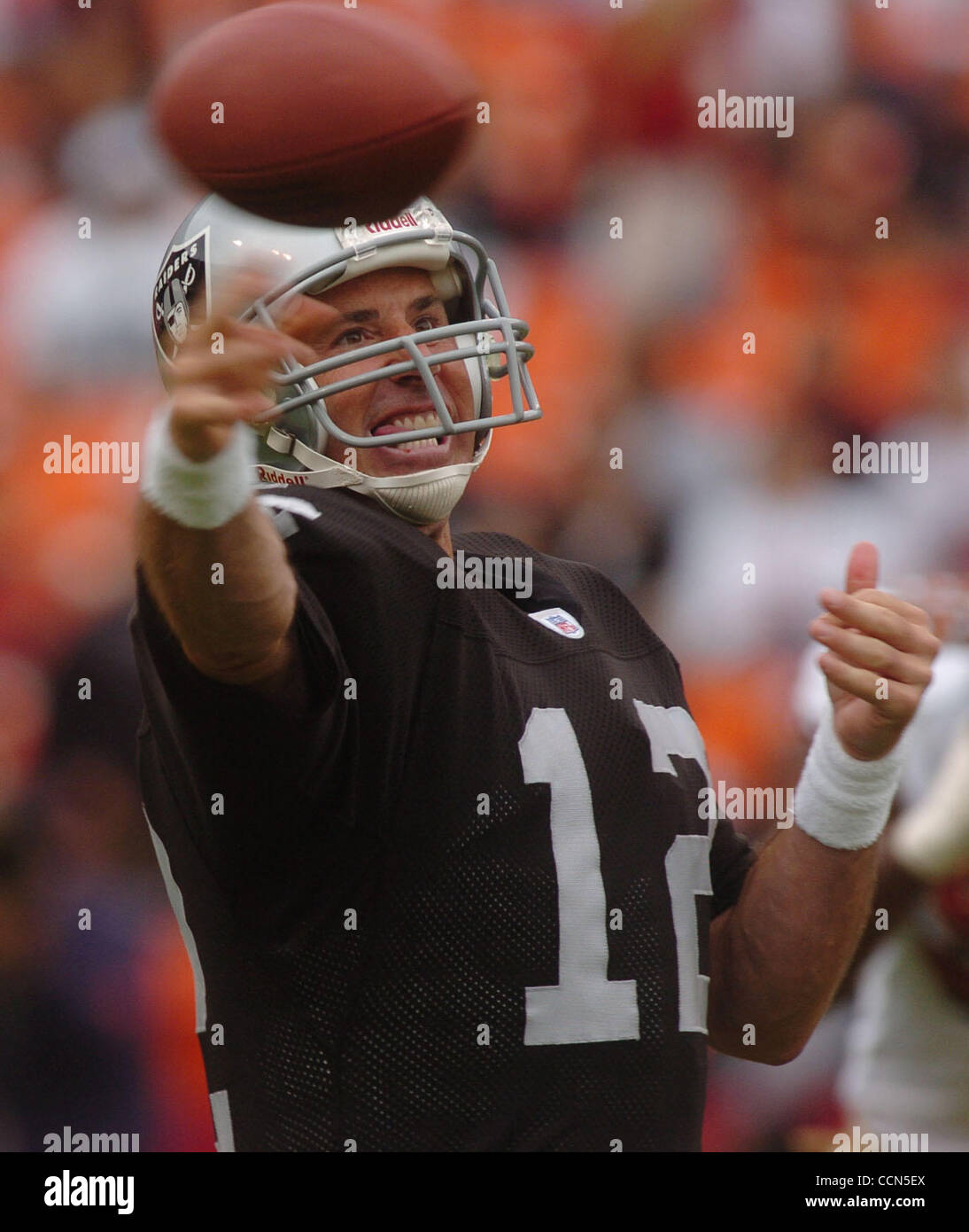 Oakland raiders quarterback rich raiders hi-res stock photography and ...