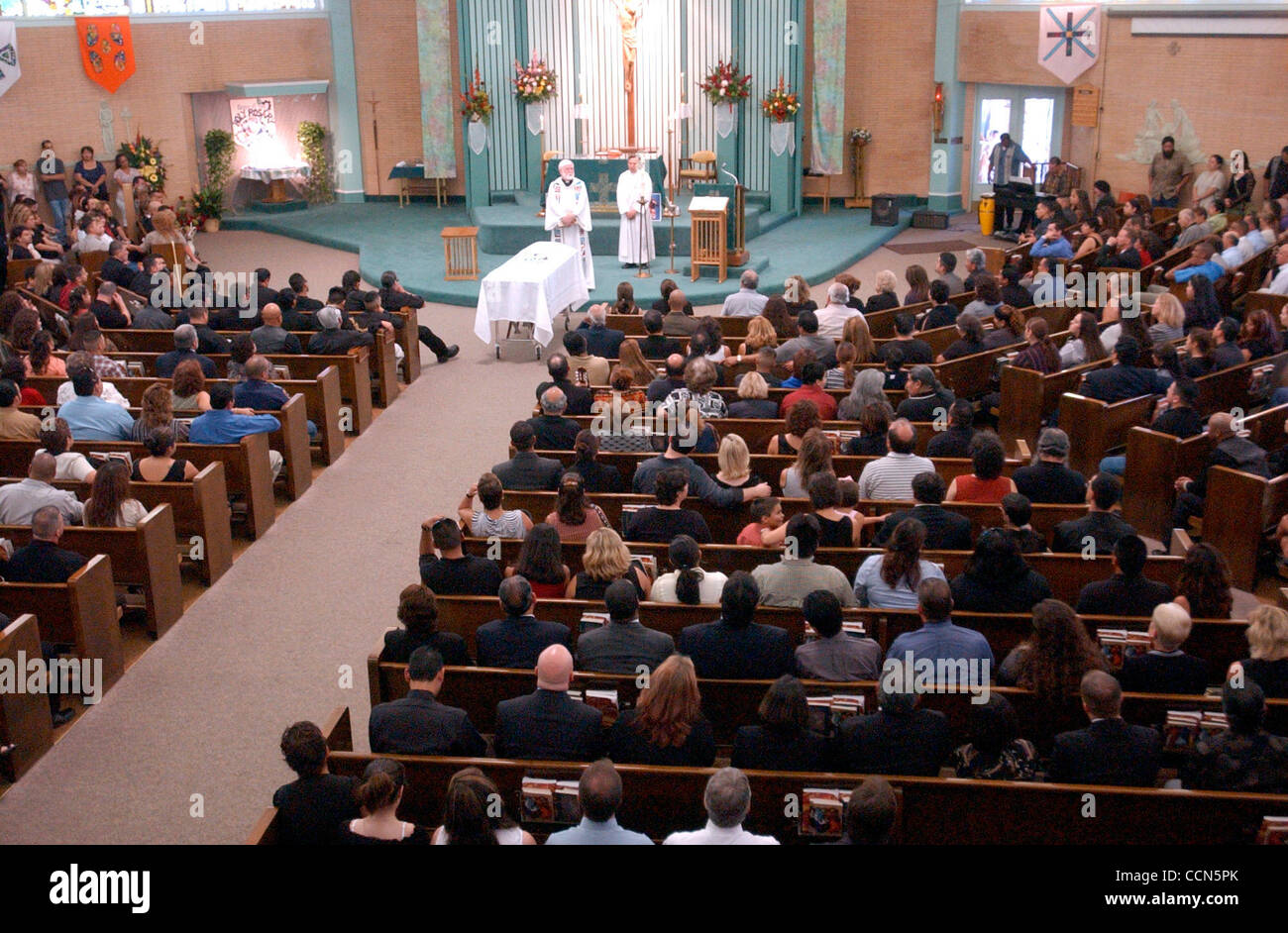Aug 19, 2004; San Antonio, TX, USA; Hundreds of people listen during ...