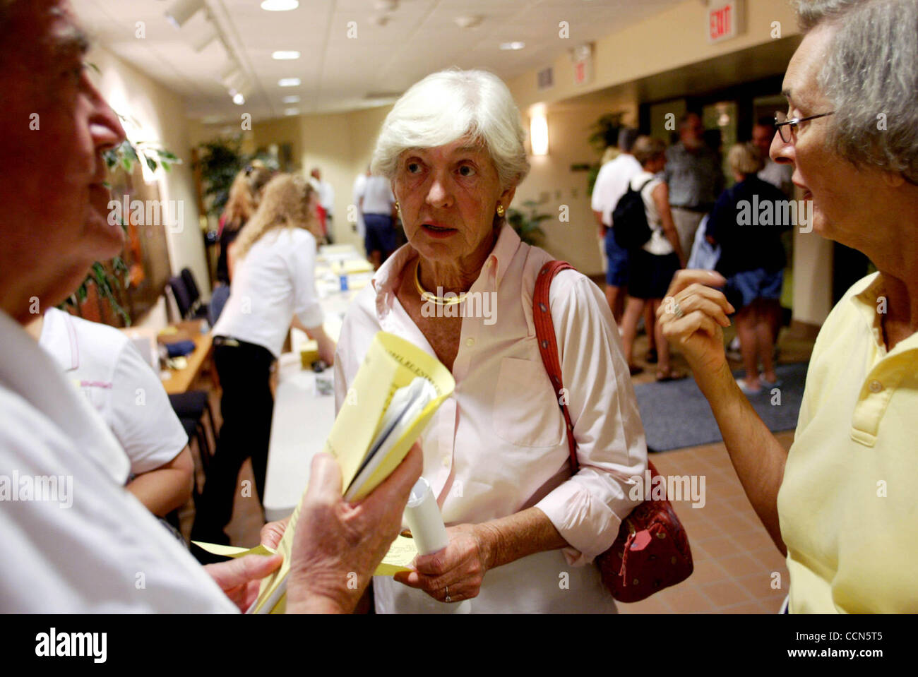 081604 met sanibel1/2--Fort Myers--Pam Rowland (cq), center, with ...