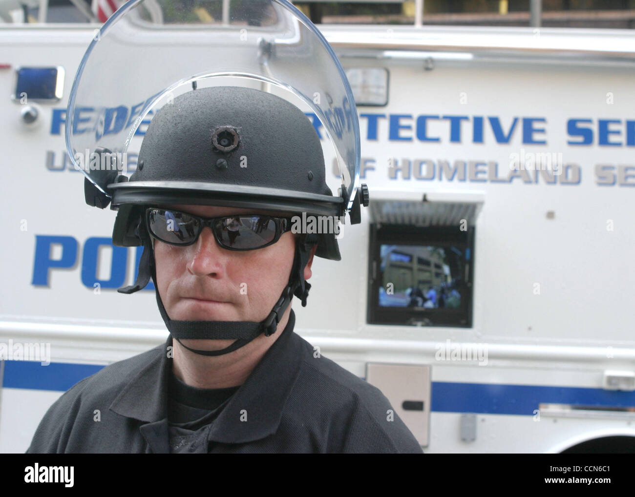 Aug 25, 2004; New York, NY, USA; A view police officer wearing a ...